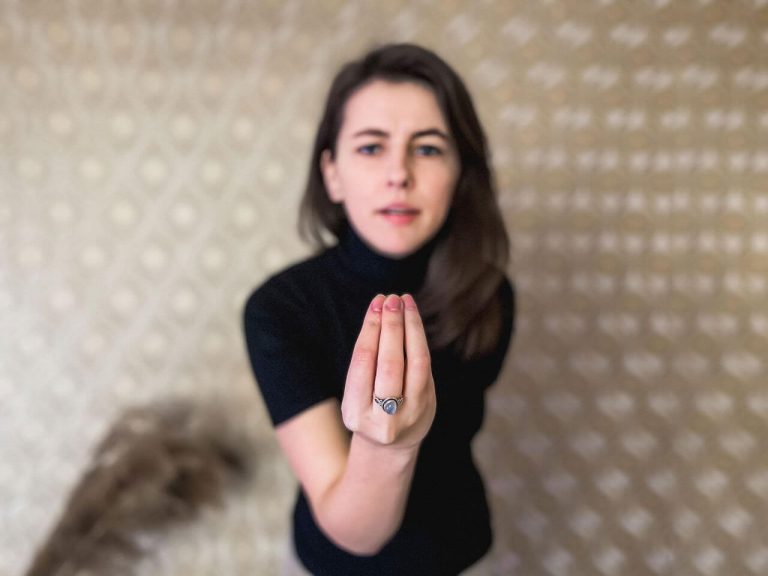 Top 10 Italian Hand Gestures Italians Use All The Time | Mondly Blog